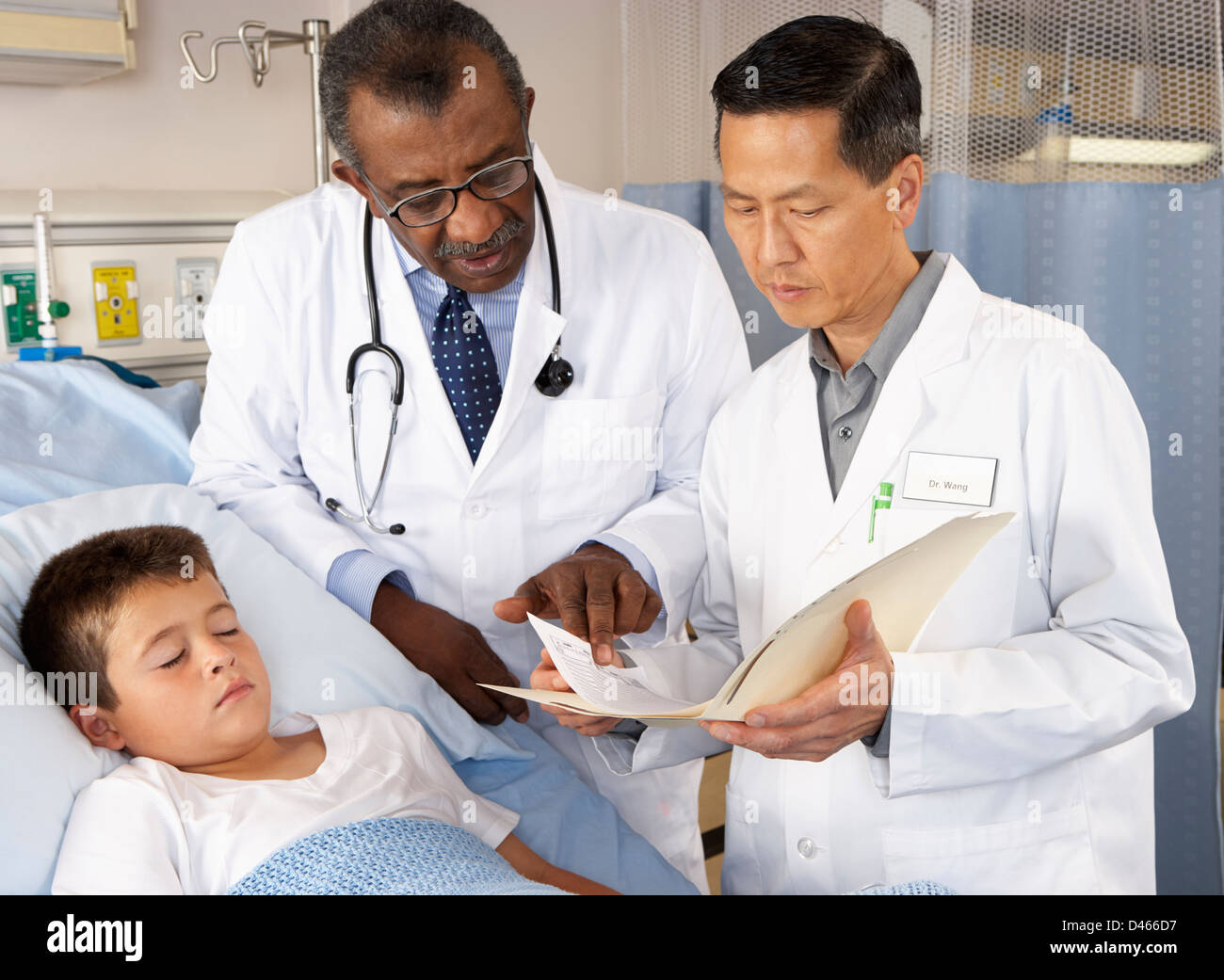 Doctors Visiting Child Patient On Ward Stock Photo - Alamy