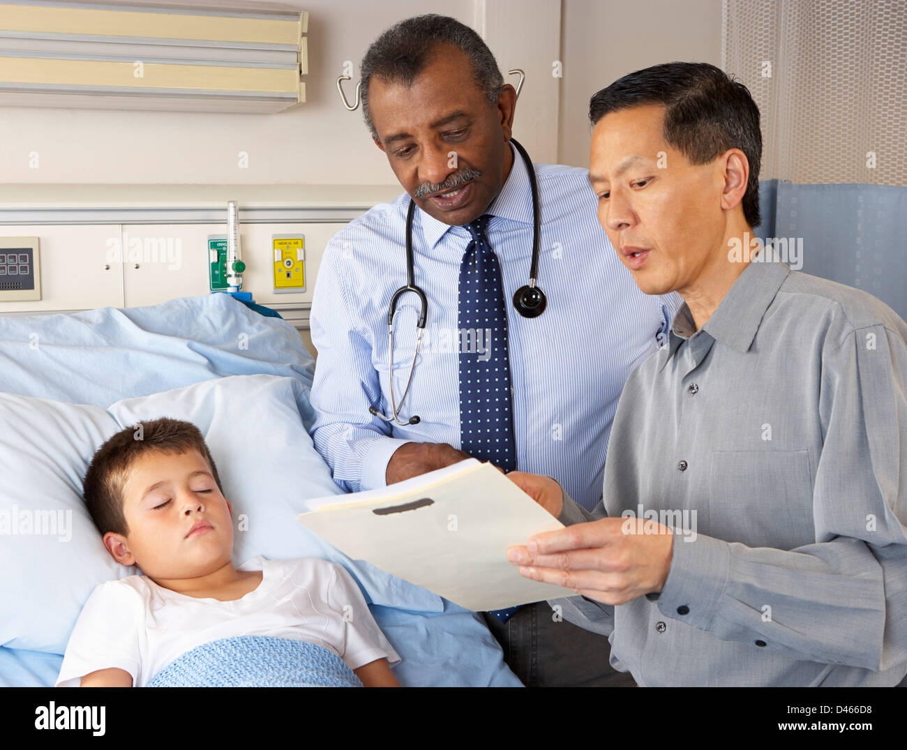Doctors Visiting Child Patient On Ward Stock Photo - Alamy