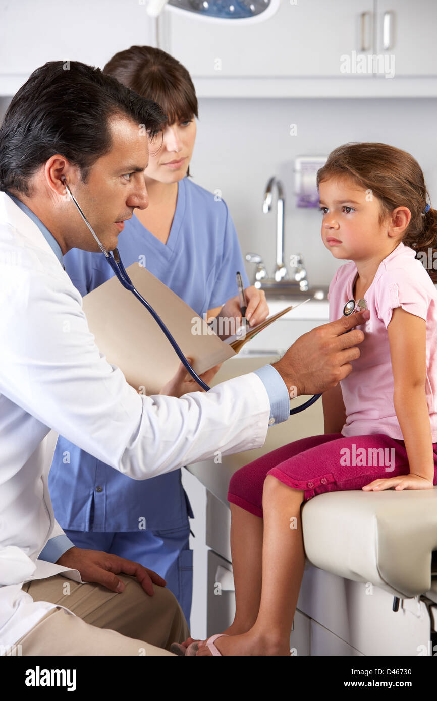 Doctor check up child hi-res stock photography and images - Alamy