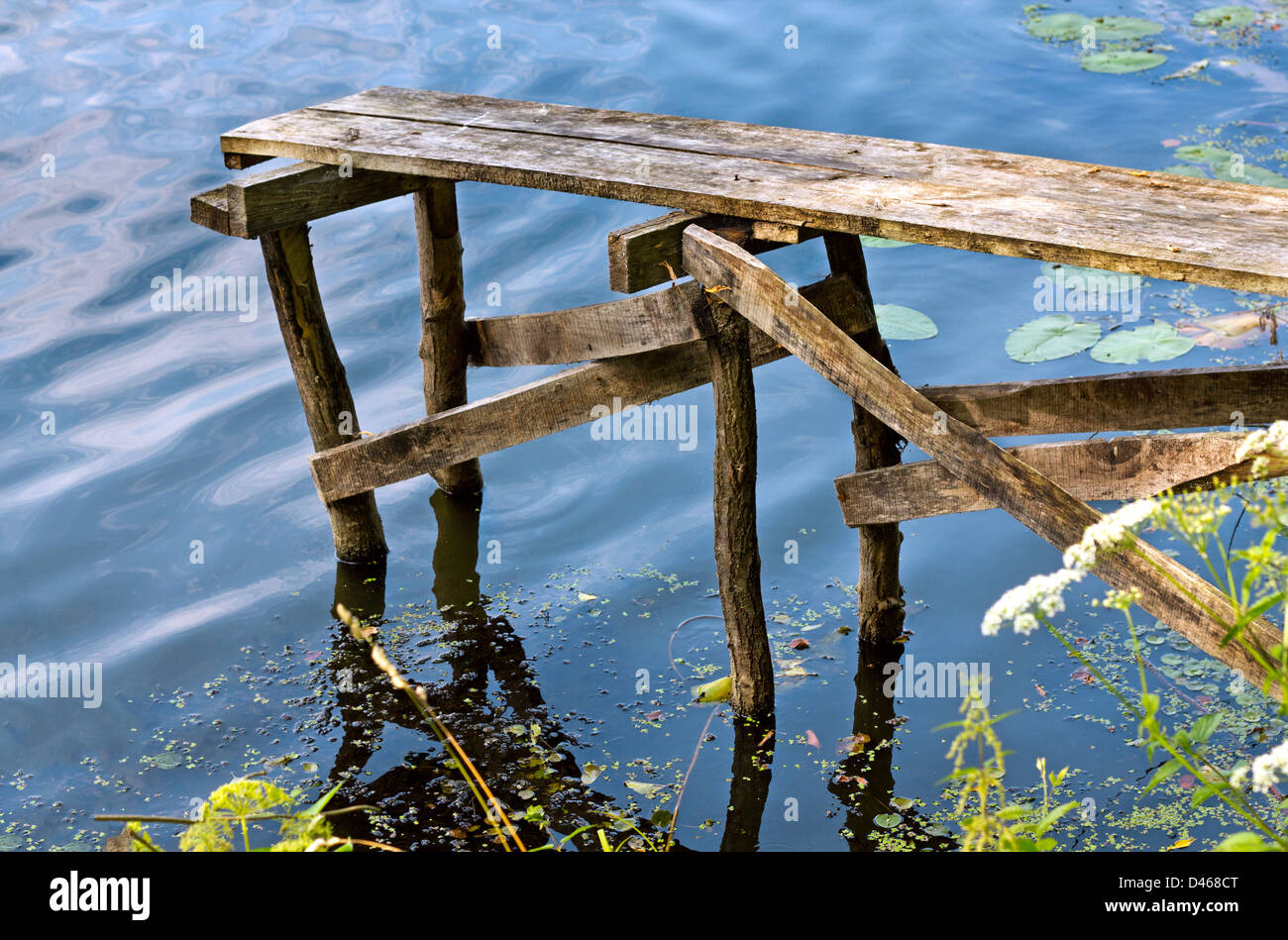 Small bridge in garden hi-res stock photography and images - Alamy