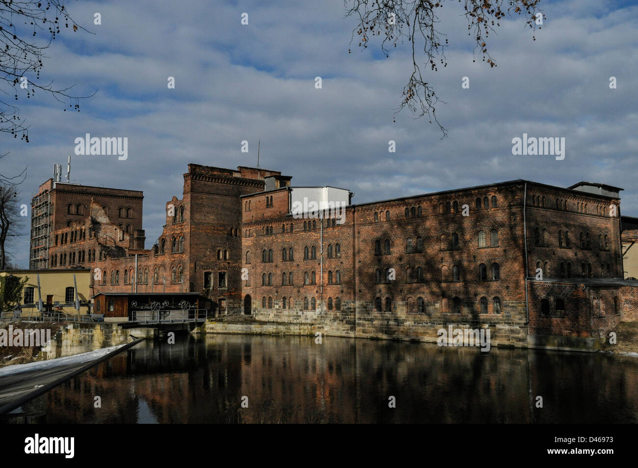 Destroyed factory building hi-res stock photography and images - Alamy