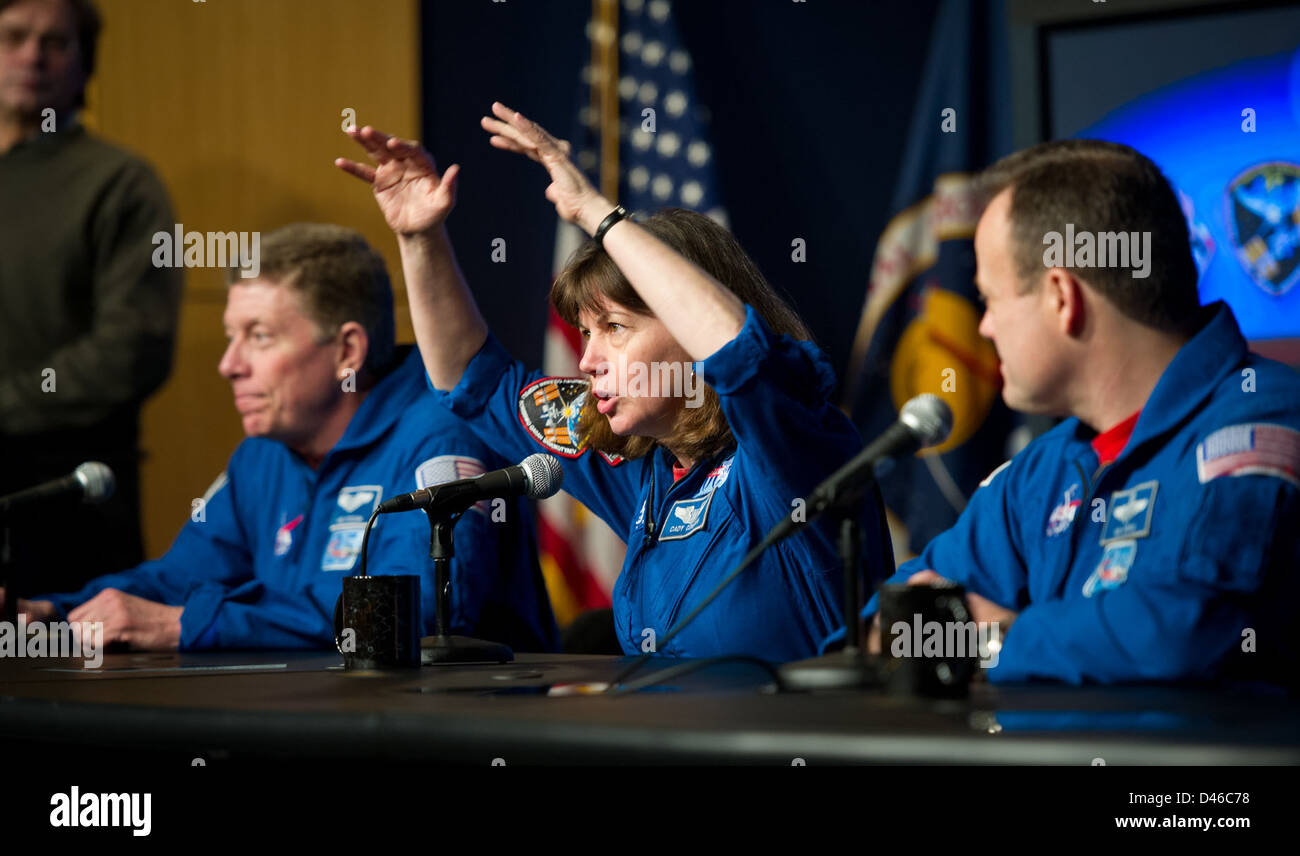 NASA Headquarters hosts a presentation on the postflight experiences of ...