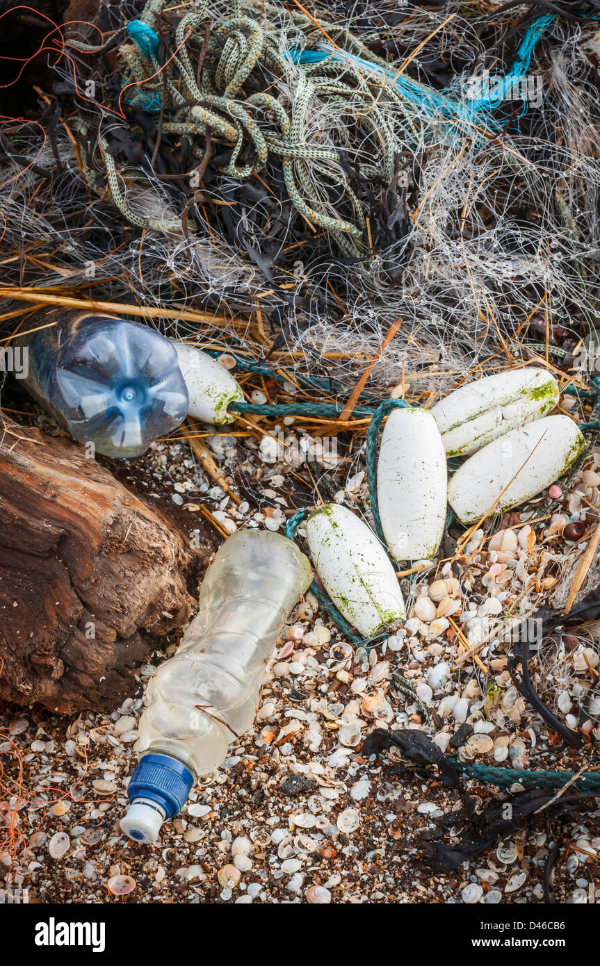 Plastic debris rubbish beach hi-res stock photography and images - Alamy