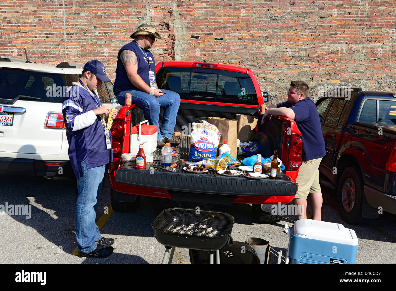 Fans Tailgating St. Louis Missouri MO Packers Rams Stock Photo - Alamy