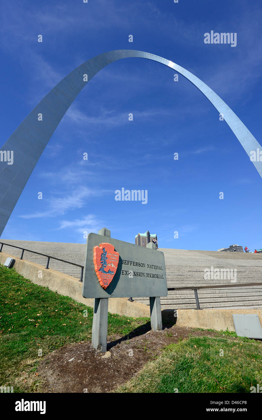 St louis gateway arch construction hi-res stock photography and images ...