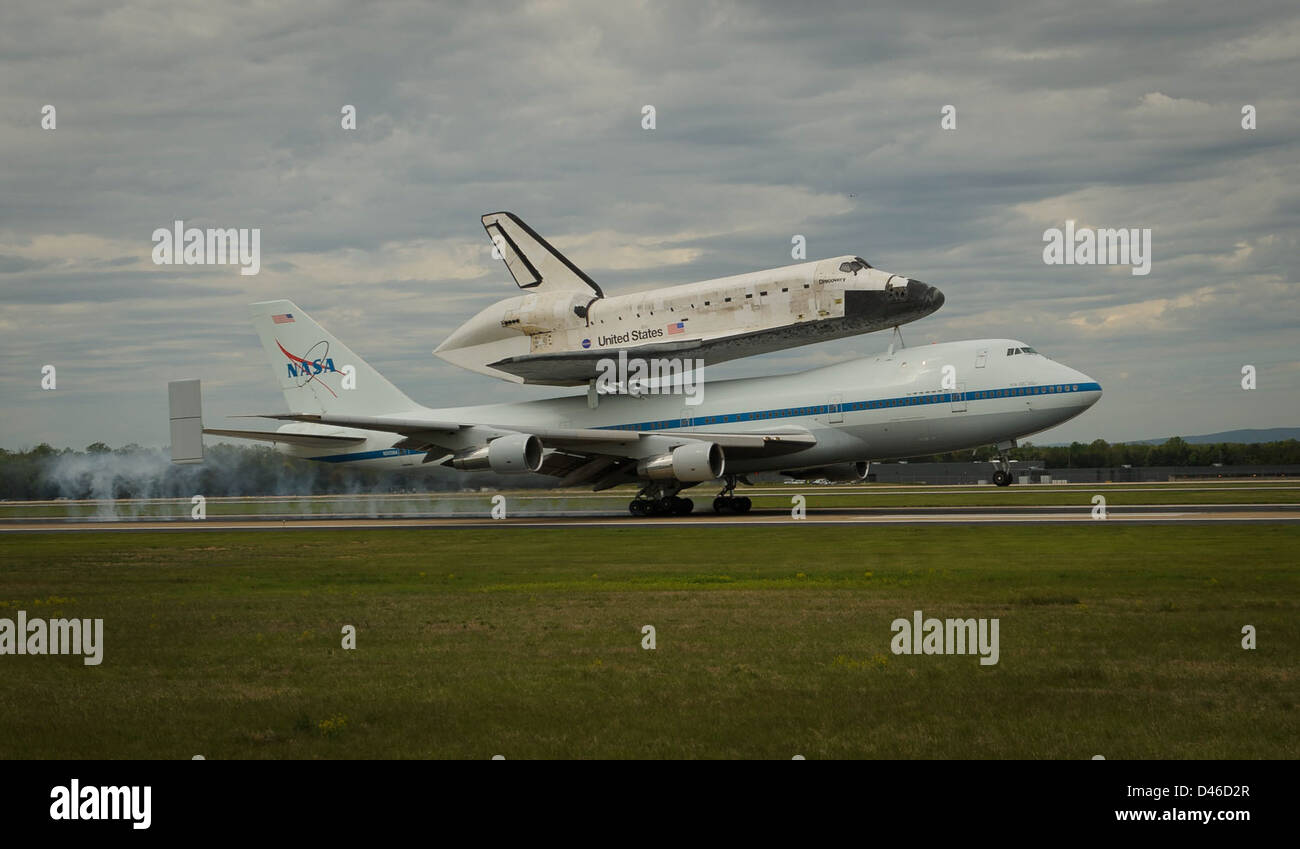 Space Shuttle Discovery landed at Washington Dulles International ...