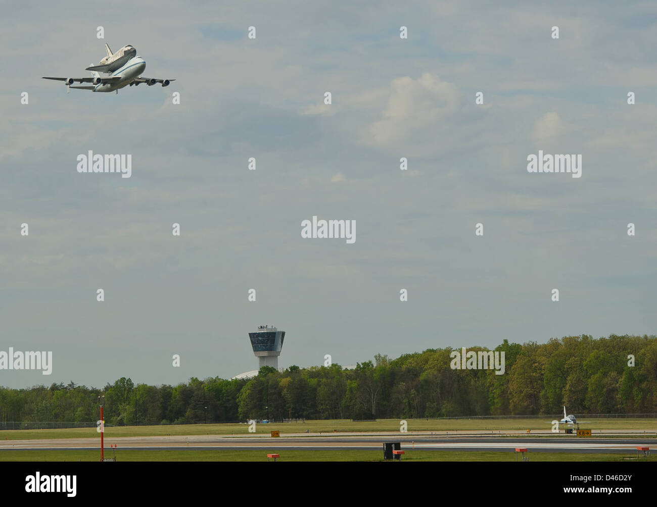 Dulles airport shuttle hi-res stock photography and images - Alamy