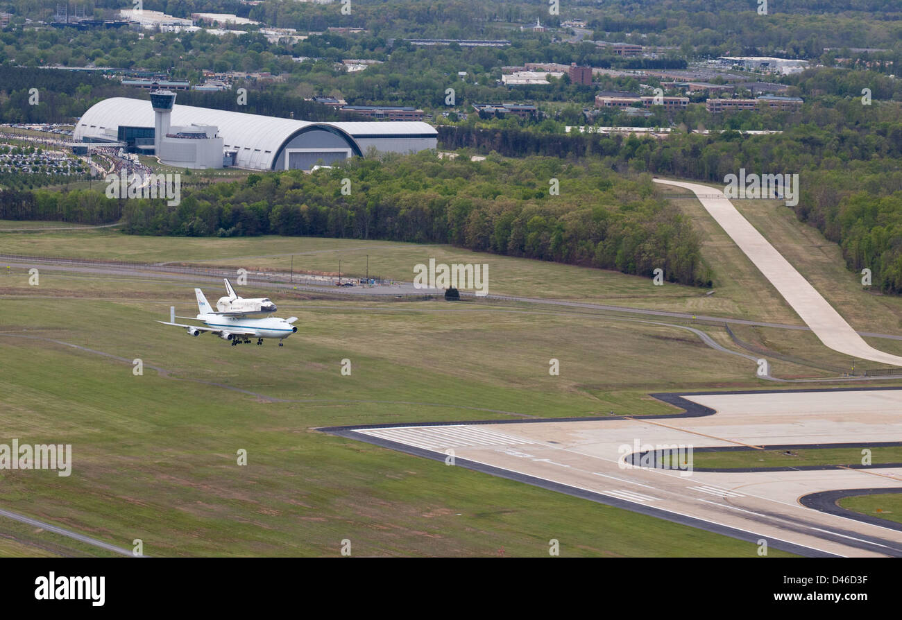NASA's Space Shuttle Discovery makes a successful landing at Dulles ...