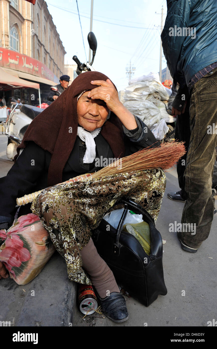 old lady selling Stock Photo - Alamy