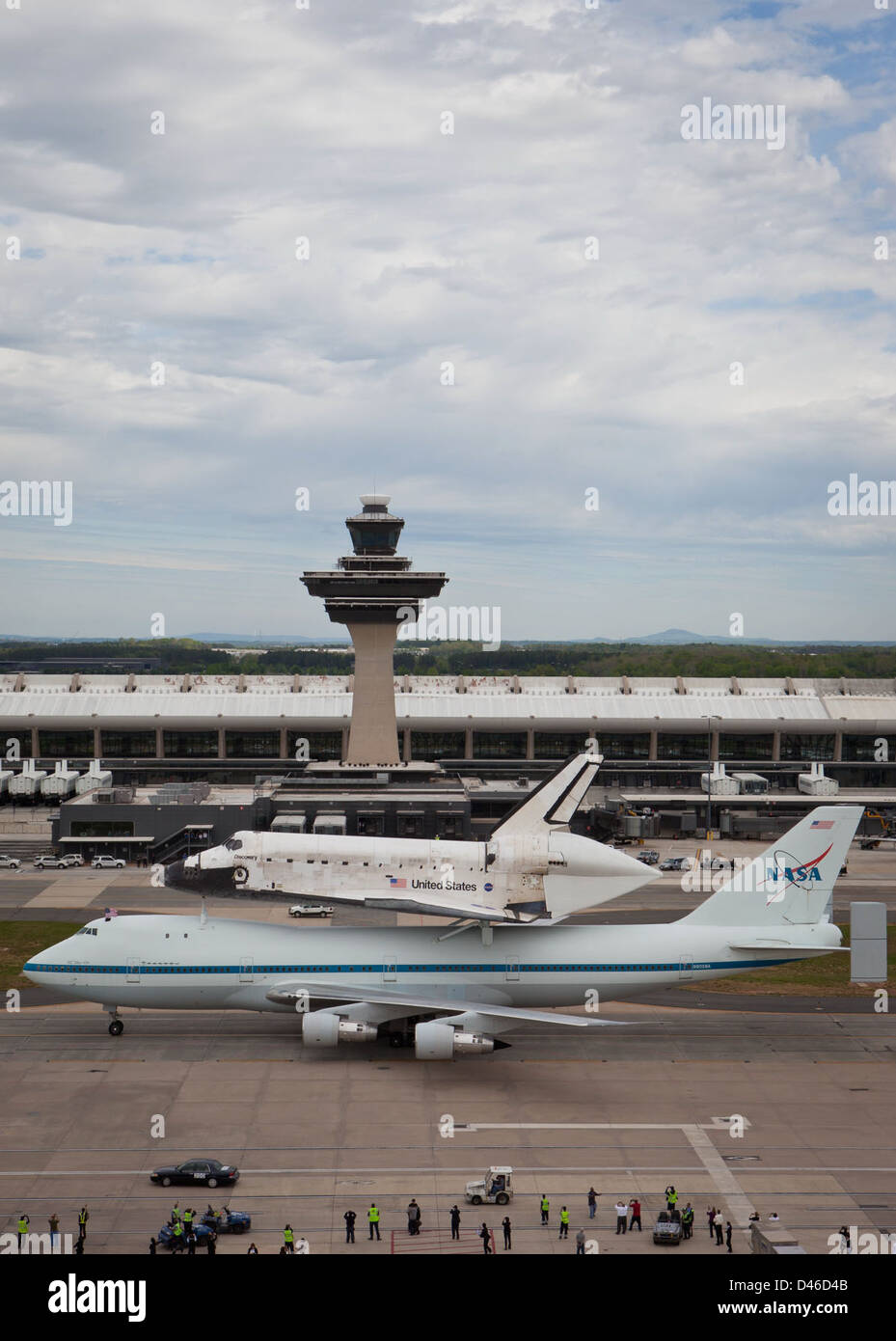 Space Shuttle Discovery lands at Washington Dulles International ...