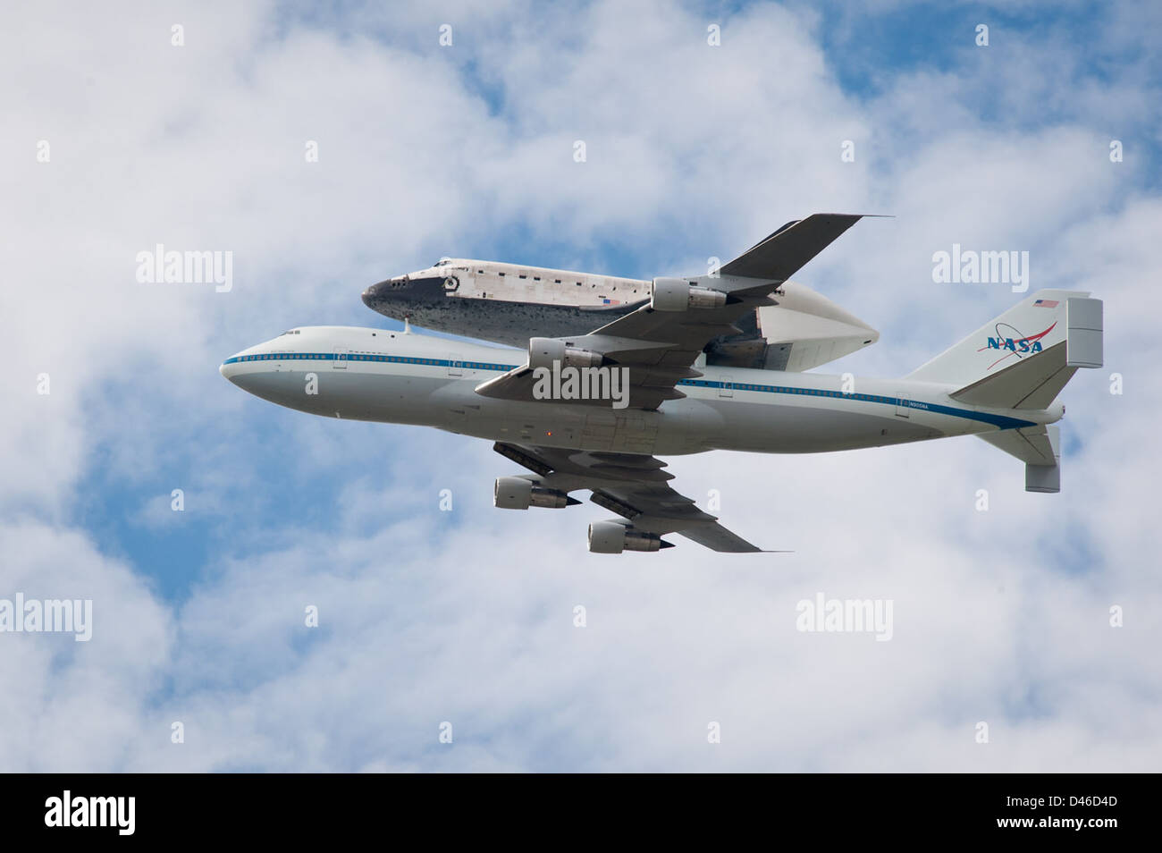 Space Shuttle Discovery DC Fly-Over (201204170047HQ Stock Photo - Alamy