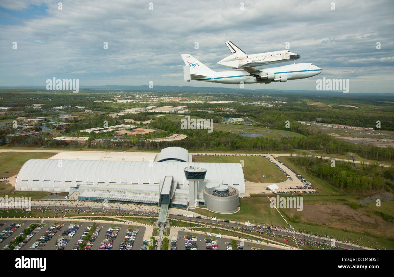 Space Shuttle Discovery completed its fly-over of Washington, D.C ...