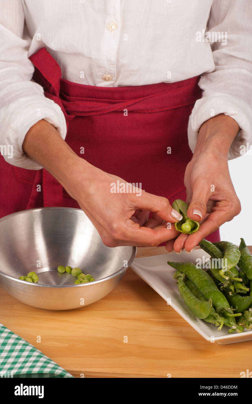 Female hands peeling peas out of their pods Stock Photo - Alamy