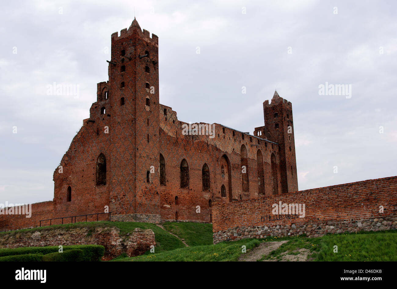 Ruins of gothic castle hi-res stock photography and images - Alamy