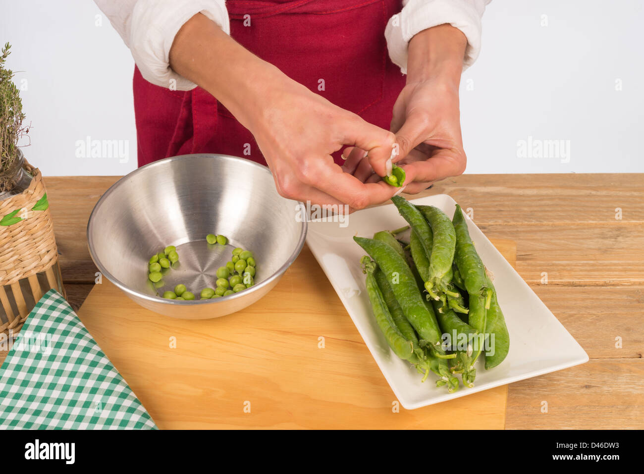 Female hands peeling peas out of their pods Stock Photo - Alamy