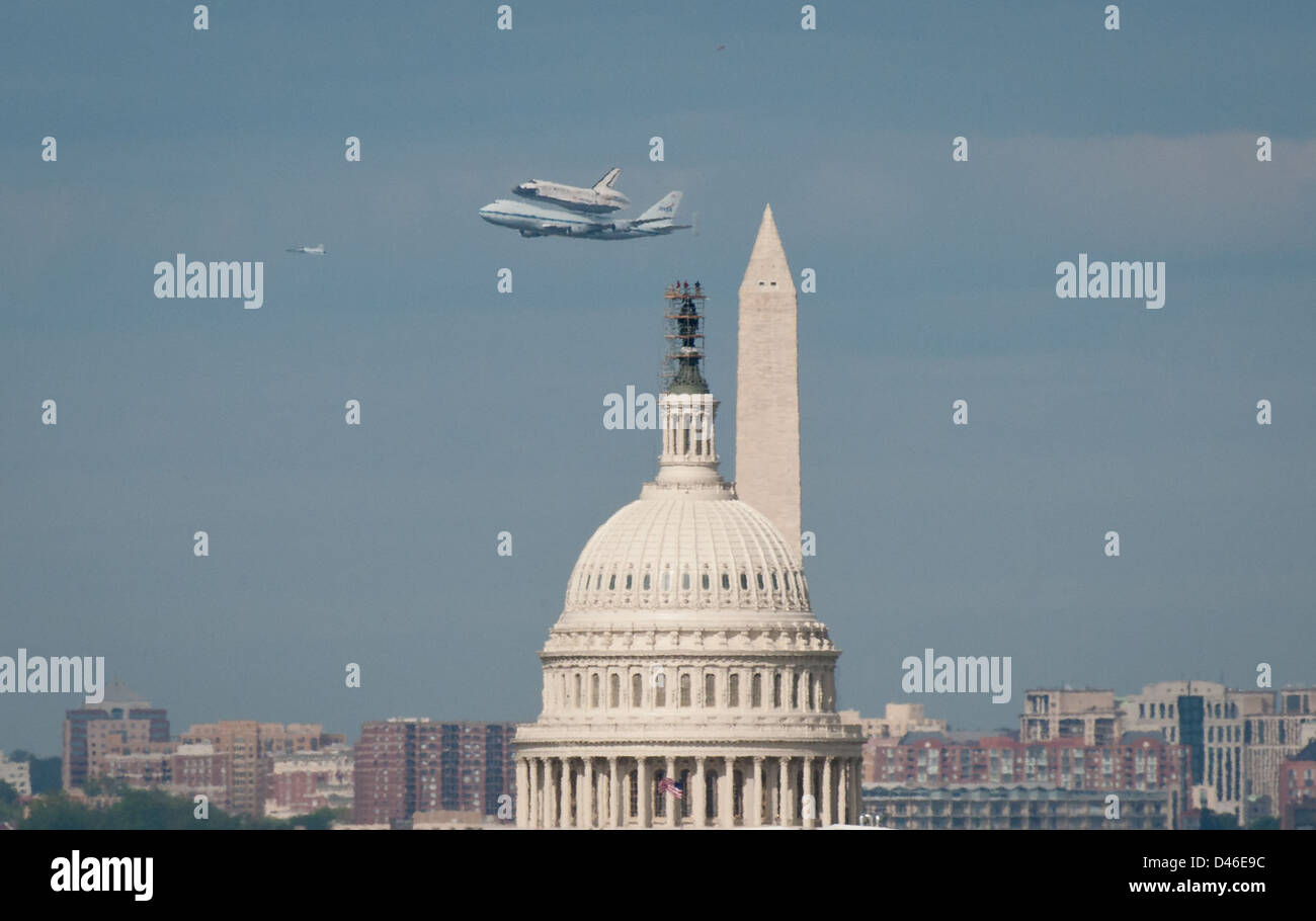 Space Shuttle Discovery DC Fly-Over (201204170045HQ Stock Photo - Alamy