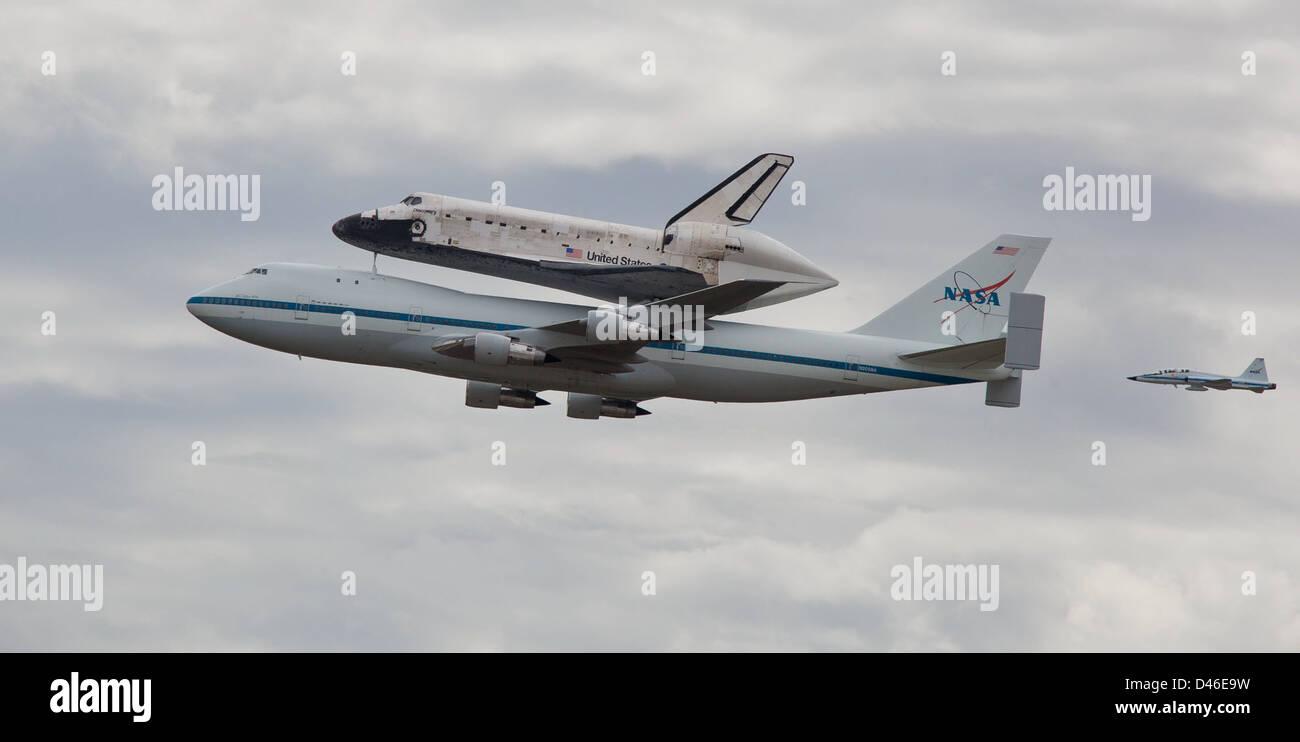 Discovery shuttle dulles hi-res stock photography and images - Alamy