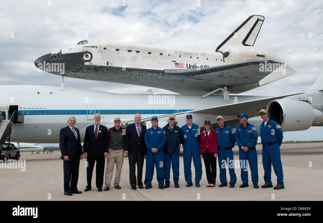 The Space Shuttle Discovery, transported by the 747 Shuttle Carrier ...