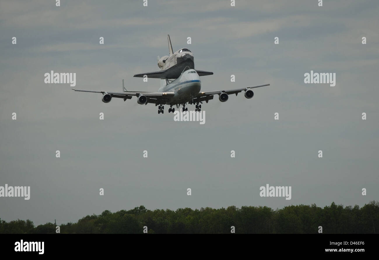 Space Shuttle Discovery lands at Washington Dulles International ...
