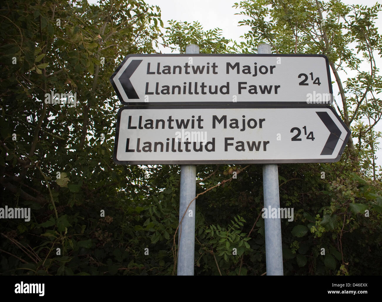 Welsh road sign Stock Photo - Alamy