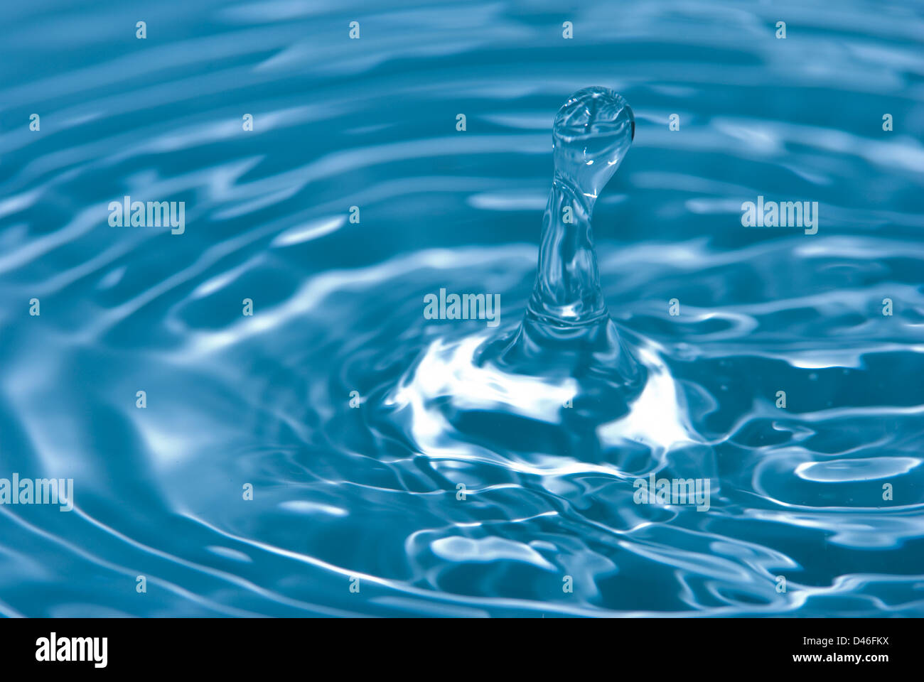 Images of drops of water falling and splashing Stock Photo - Alamy