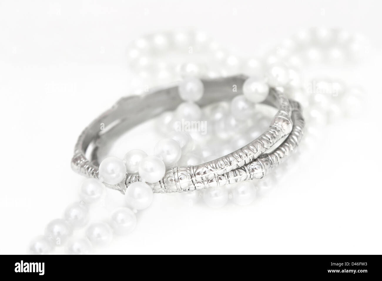 Silver pearls hi-res stock photography and images - Alamy