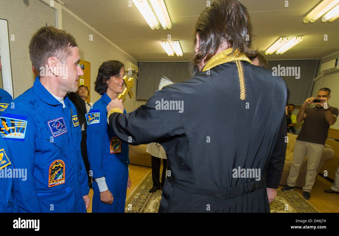 The Expedition 32 crew prepares for their mission aboard the ...