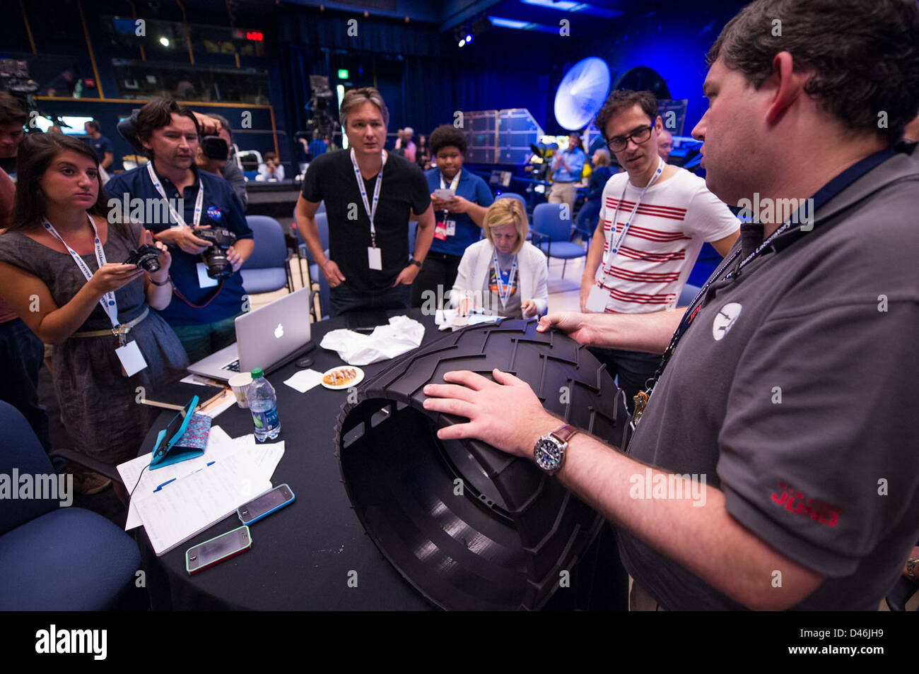 NASA's Mars Science Laboratory with Curiosity rover conducts research ...