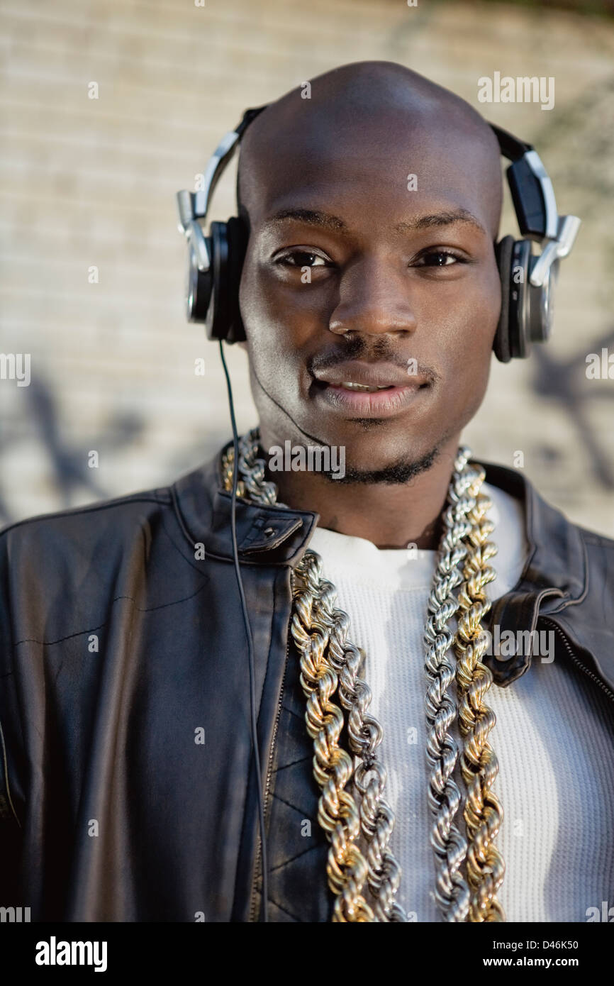 Gold and black headphones hi-res stock photography and images - Alamy