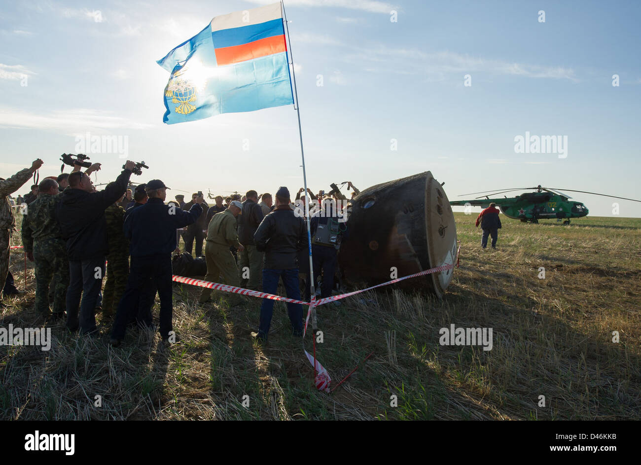 Expedition 32 landing hi-res stock photography and images - Alamy