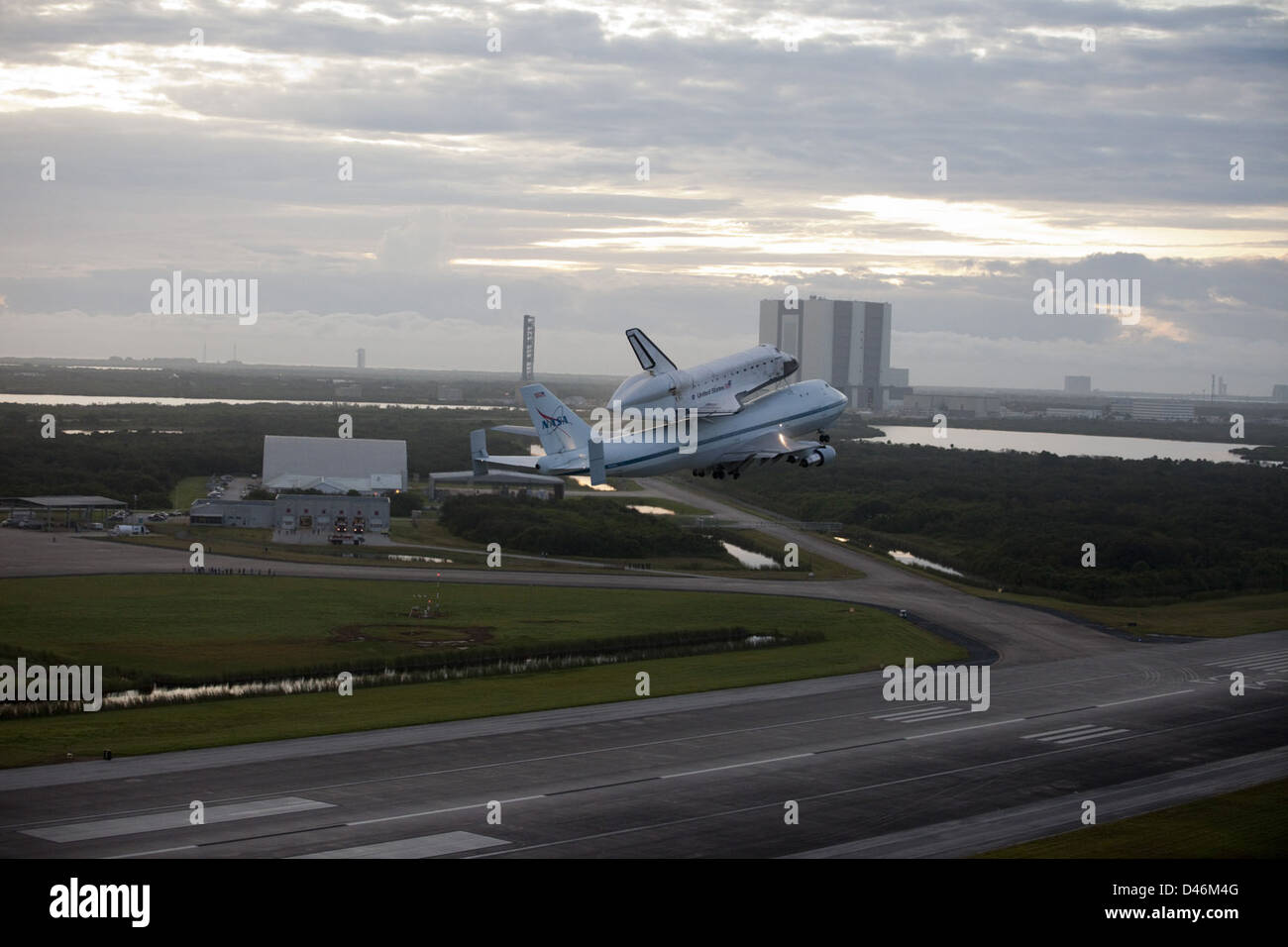 Space shuttle in flight atop hi-res stock photography and images - Alamy