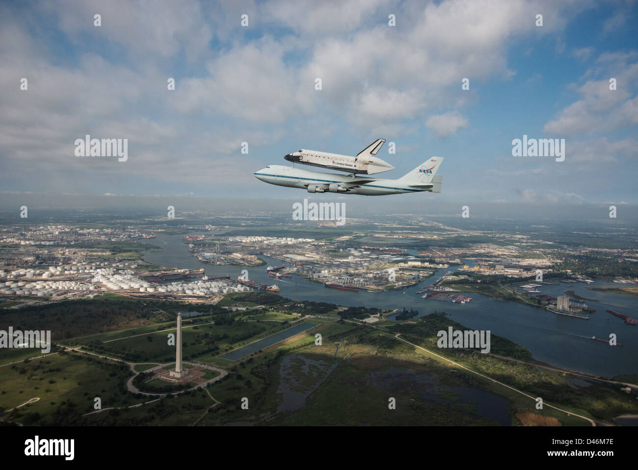 Endeavour Fly-Over Houston,TX (jsc2012e216097 Stock Photo - Alamy