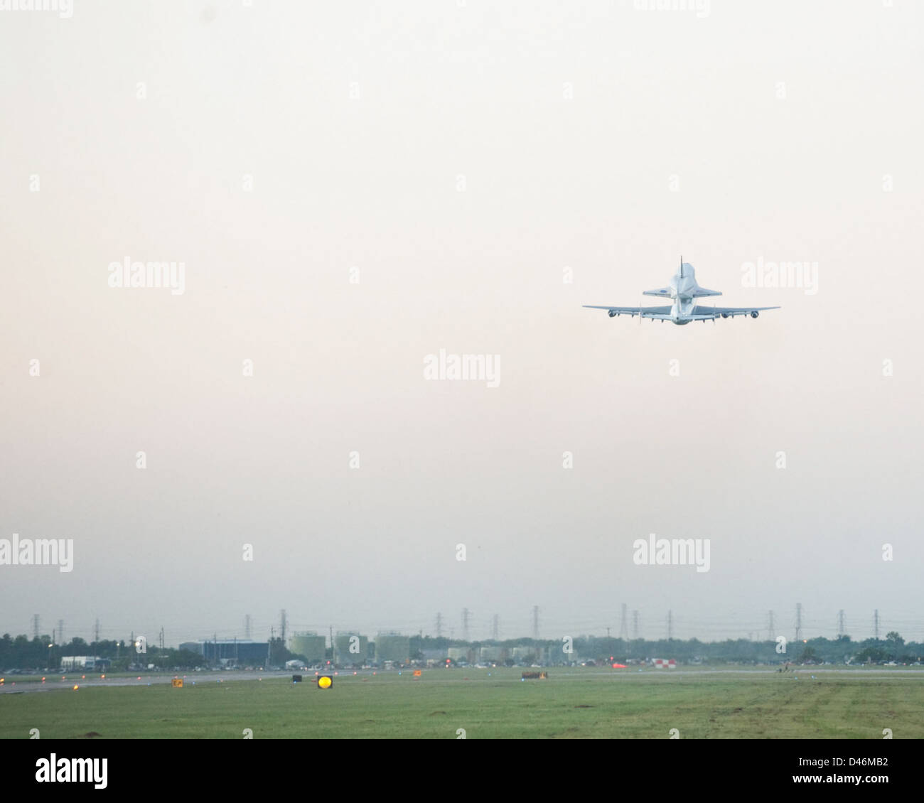 Space shuttle endeavour departs hi-res stock photography and images - Alamy
