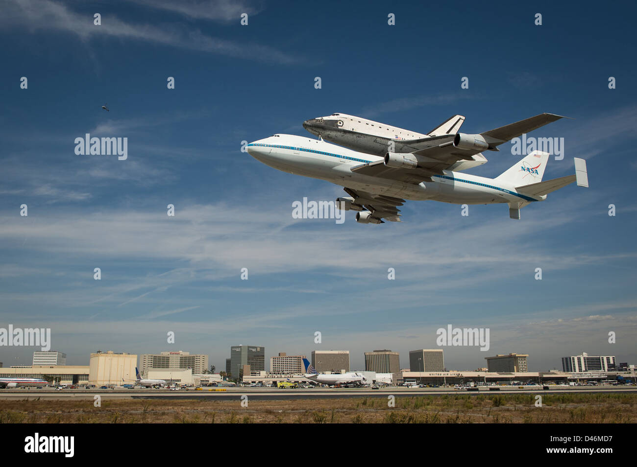 NASA’s space shuttle Endeavour lands at Los Angeles International ...