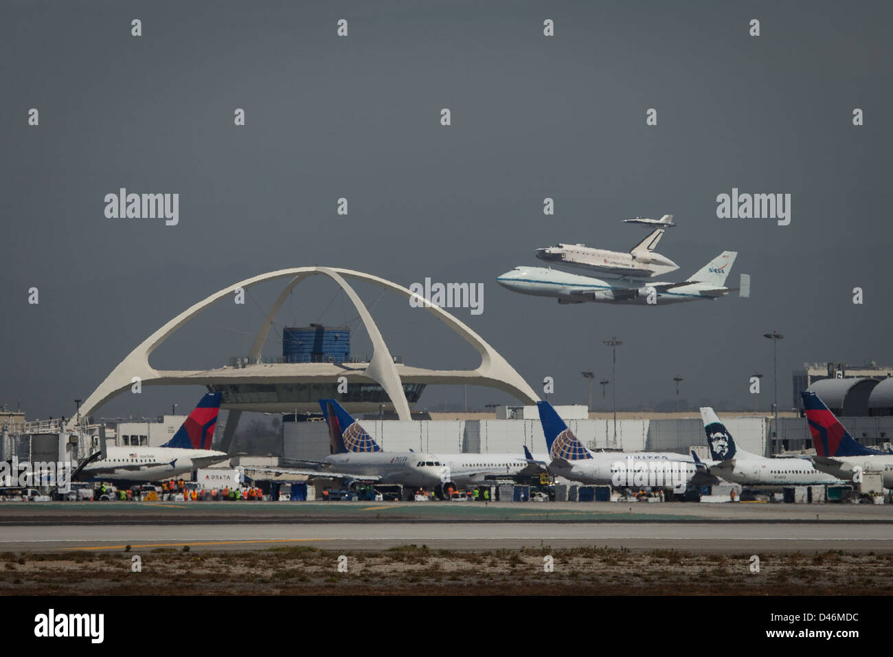 Space Shuttle Endeavour arrives at Los Angeles International Airport ...