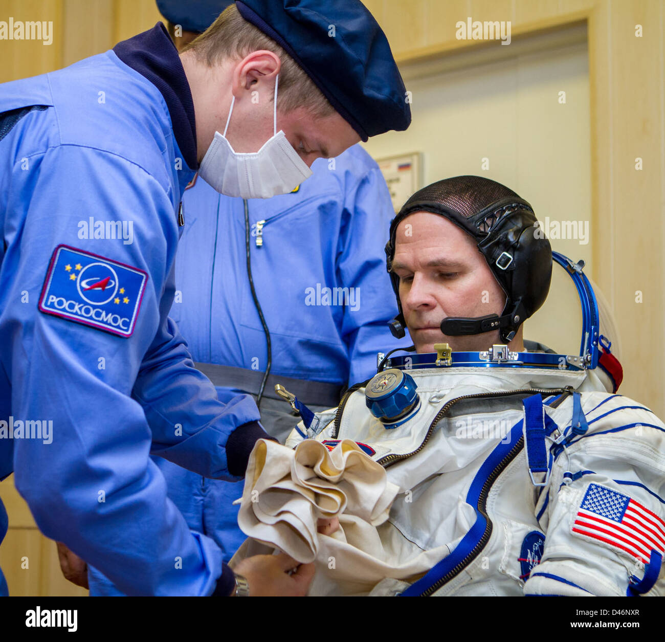 Expedition 33 Crew Suitup (201210230024HQ Stock Photo - Alamy