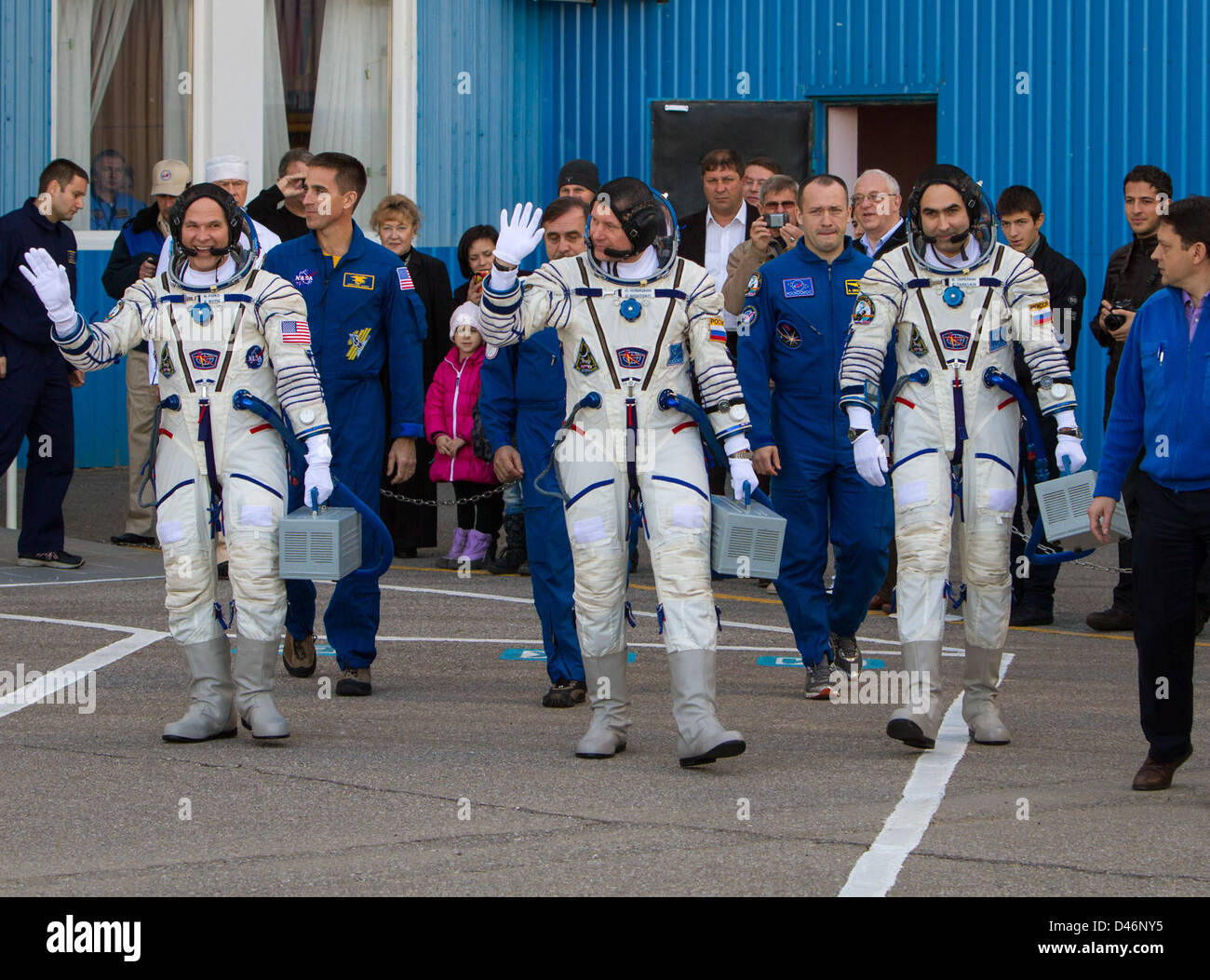 Expedition 33 Crew Suitup (201210230036HQ Stock Photo - Alamy