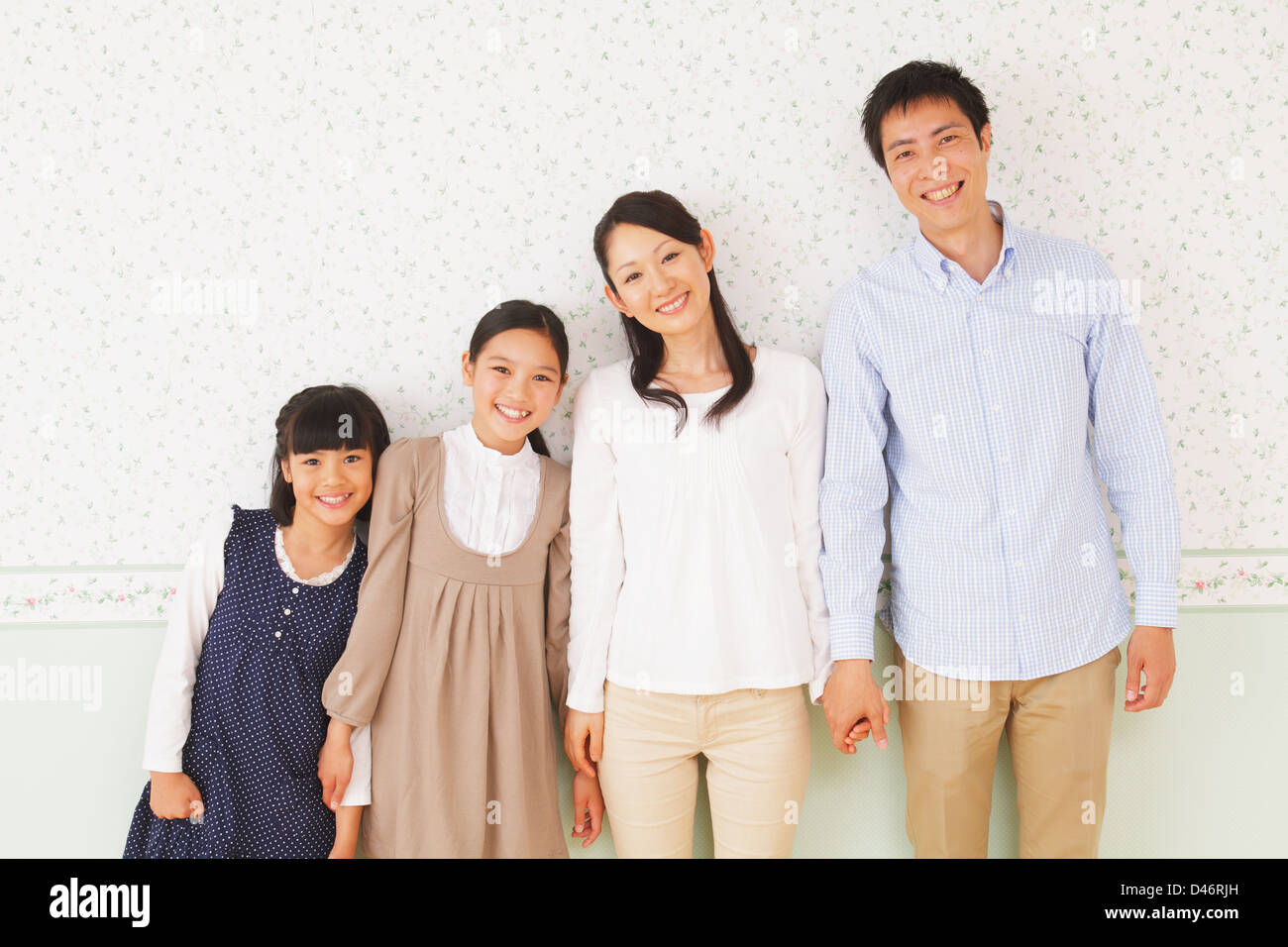 Family standing in one line hi-res stock photography and images - Alamy