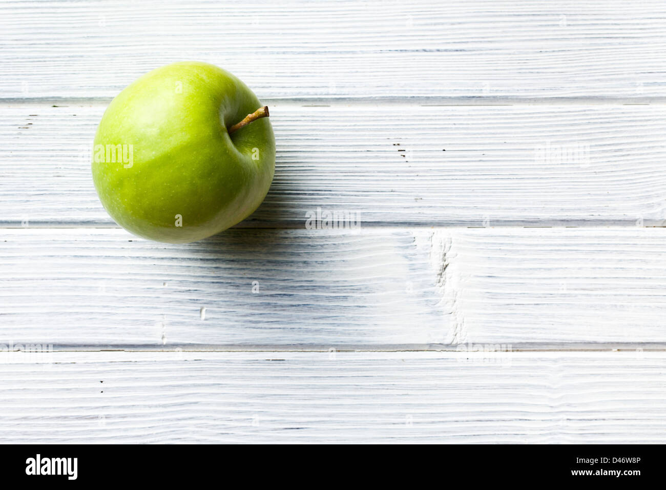 the green apple on white kitchen table Stock Photo - Alamy
