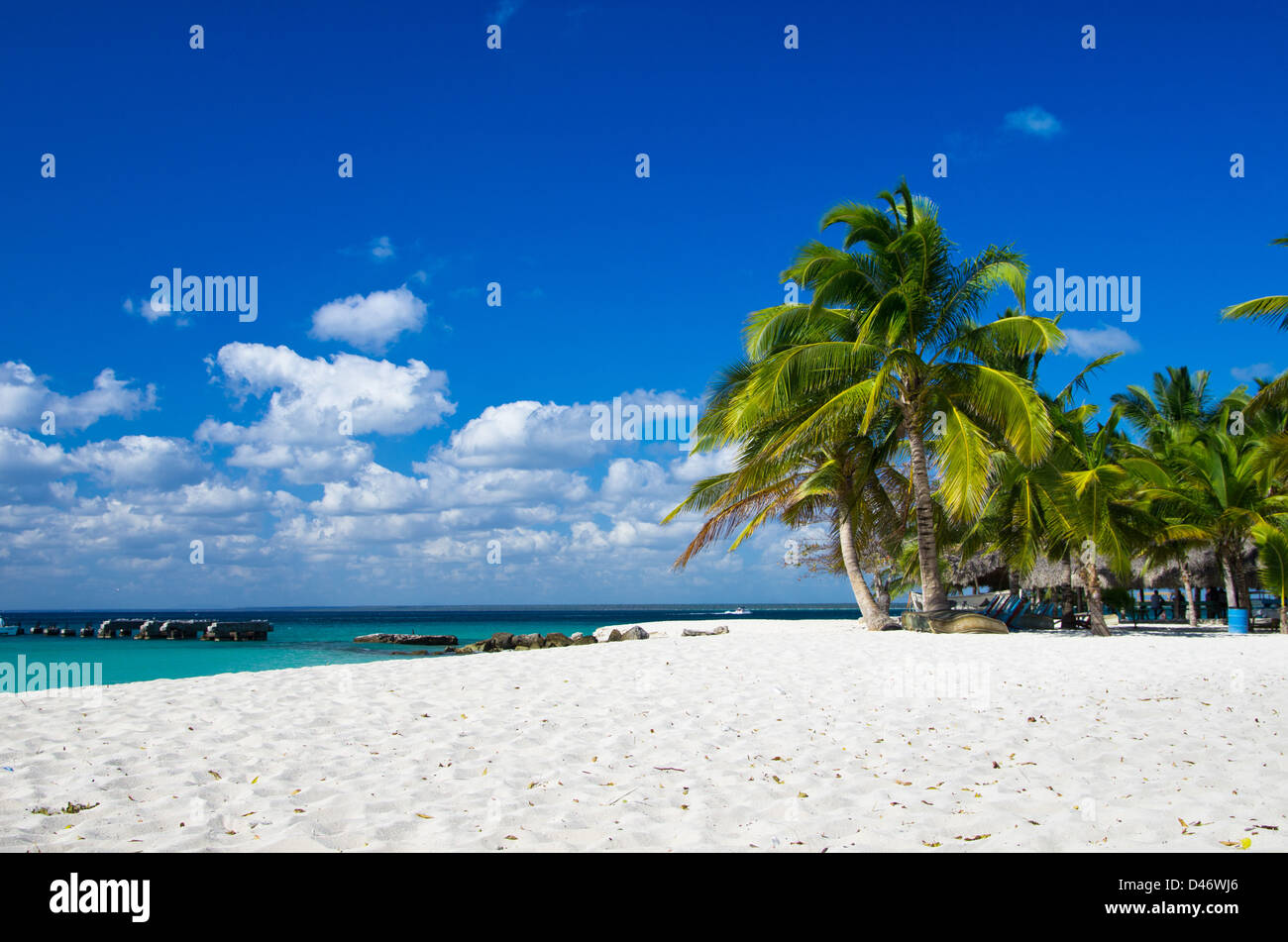 Sunny texture tropical coastline beach hi-res stock photography and ...