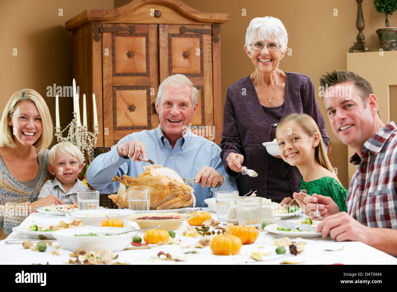 Family smiling thanksgiving hi-res stock photography and images - Alamy