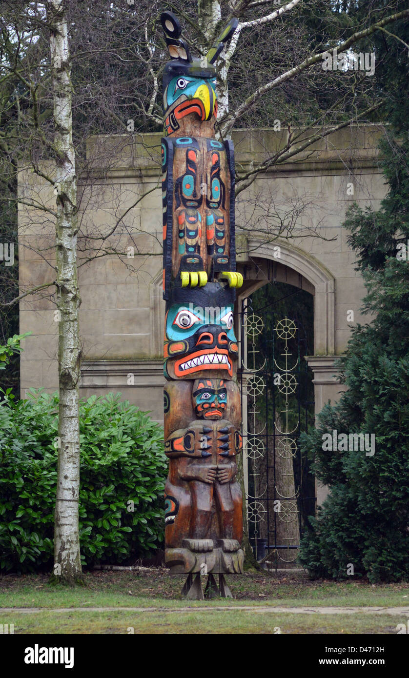 Colorful totem pole hi-res stock photography and images - Alamy