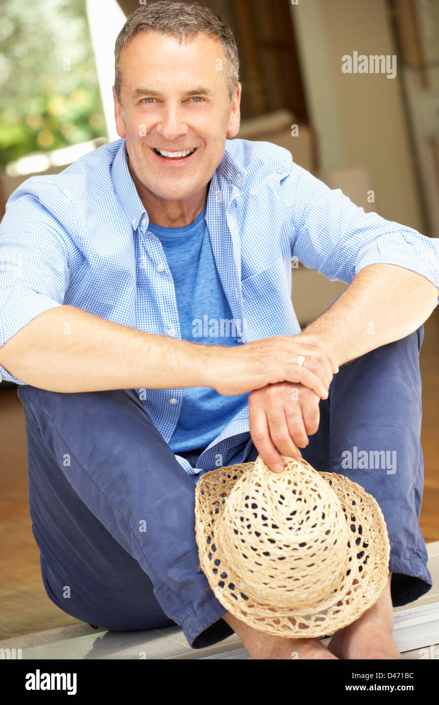Man outside with hat hi-res stock photography and images - Alamy