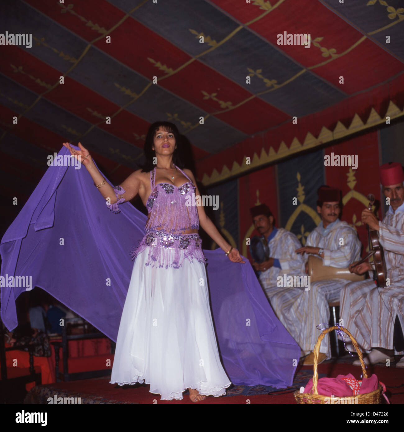 Belly dancer hi-res stock photography and images - Alamy