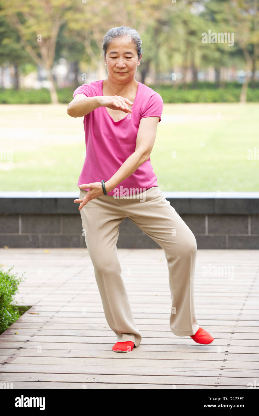 Women doing tai chi hi-res stock photography and images - Alamy