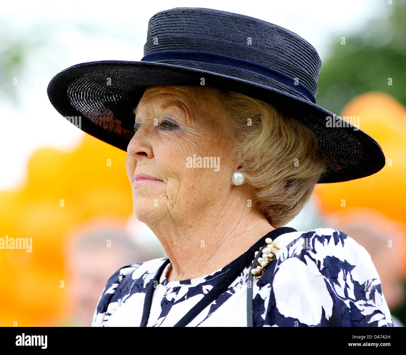 Dutch Queen Beatrix visits the Botanical garden at Sint Eustatius ...