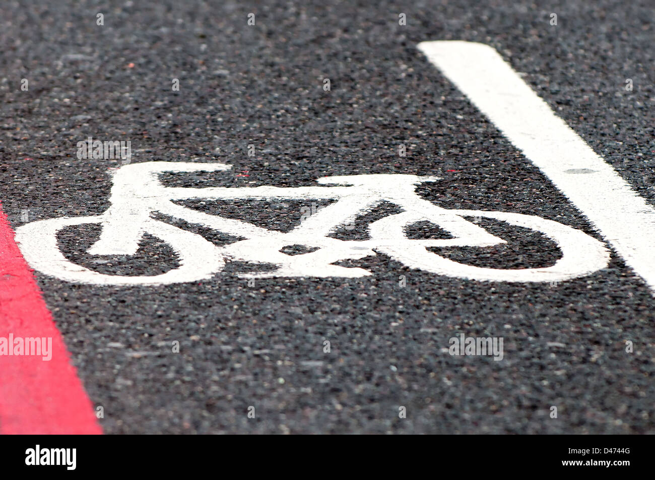 White painted bicycle sign hi-res stock photography and images - Alamy