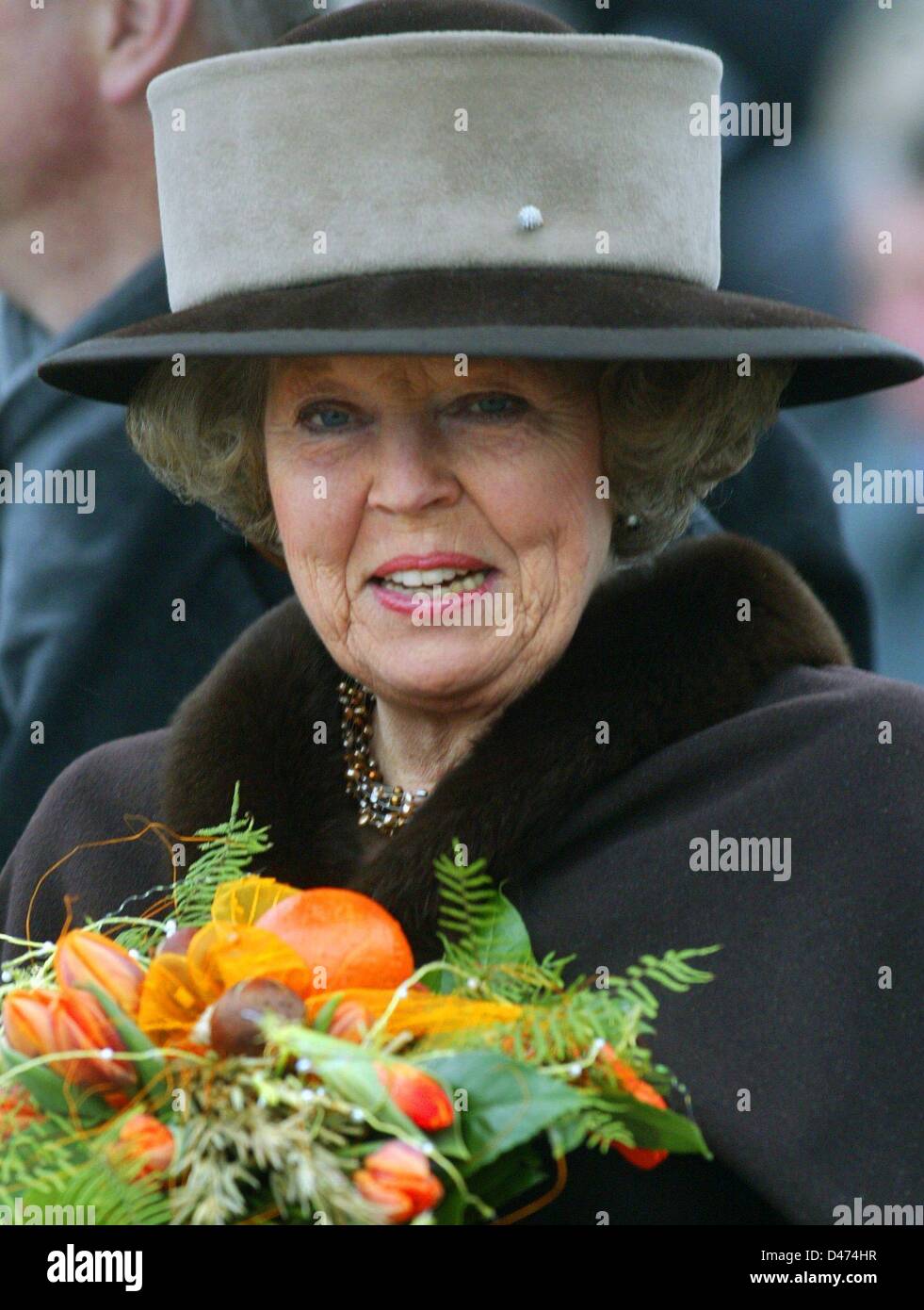 (dpa) - Queen Beatrix of the Netherlands smiles in Oranienbaum, eastern ...