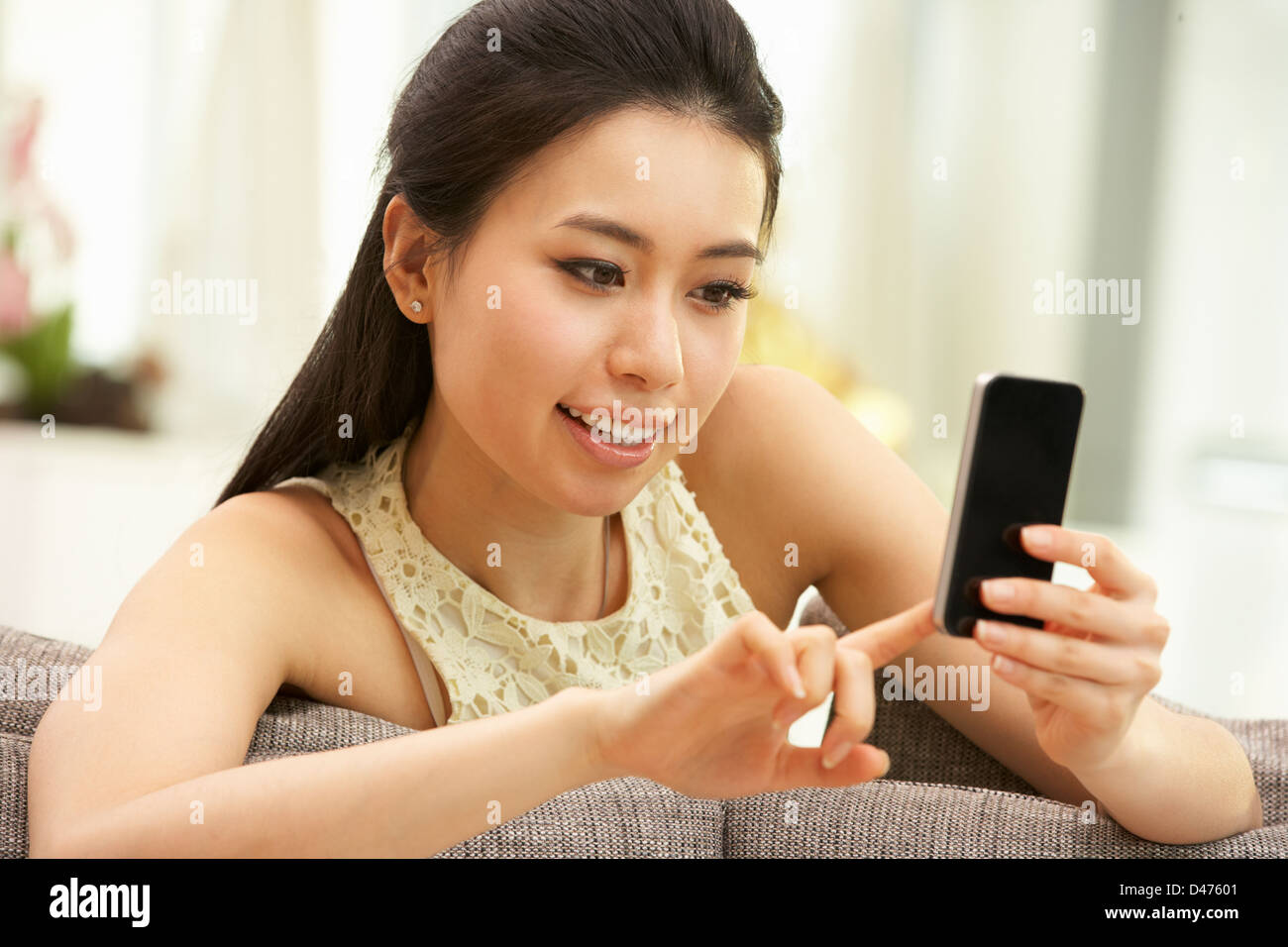 Chinese women on mobile texting hi-res stock photography and images - Alamy