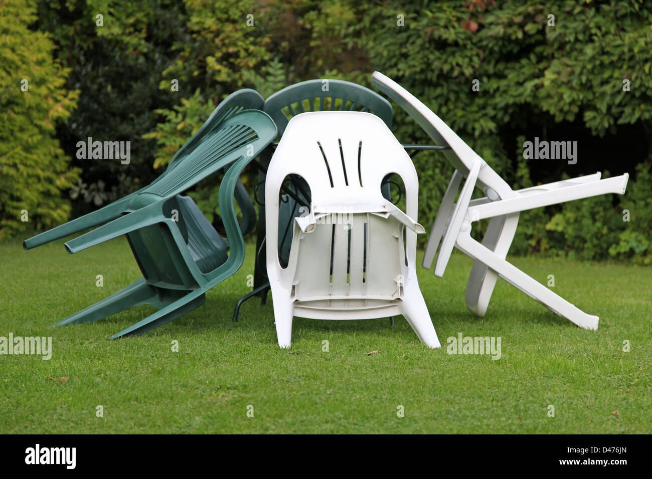 Plastic lawn chairs hi-res stock photography and images - Alamy